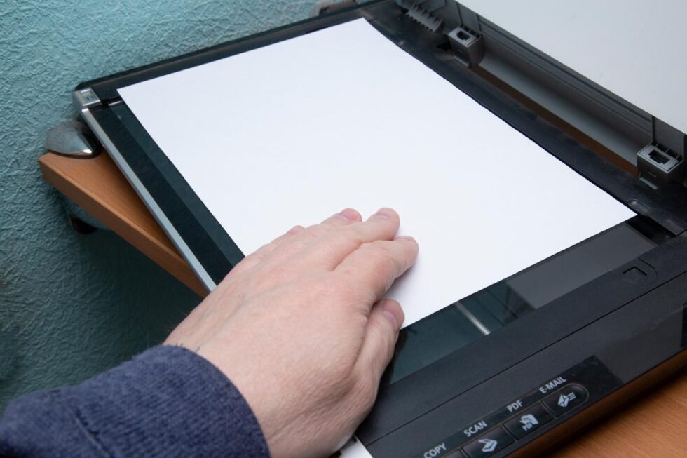 Peut-on scanner un arrêt de travail à son employeur ? [2024]